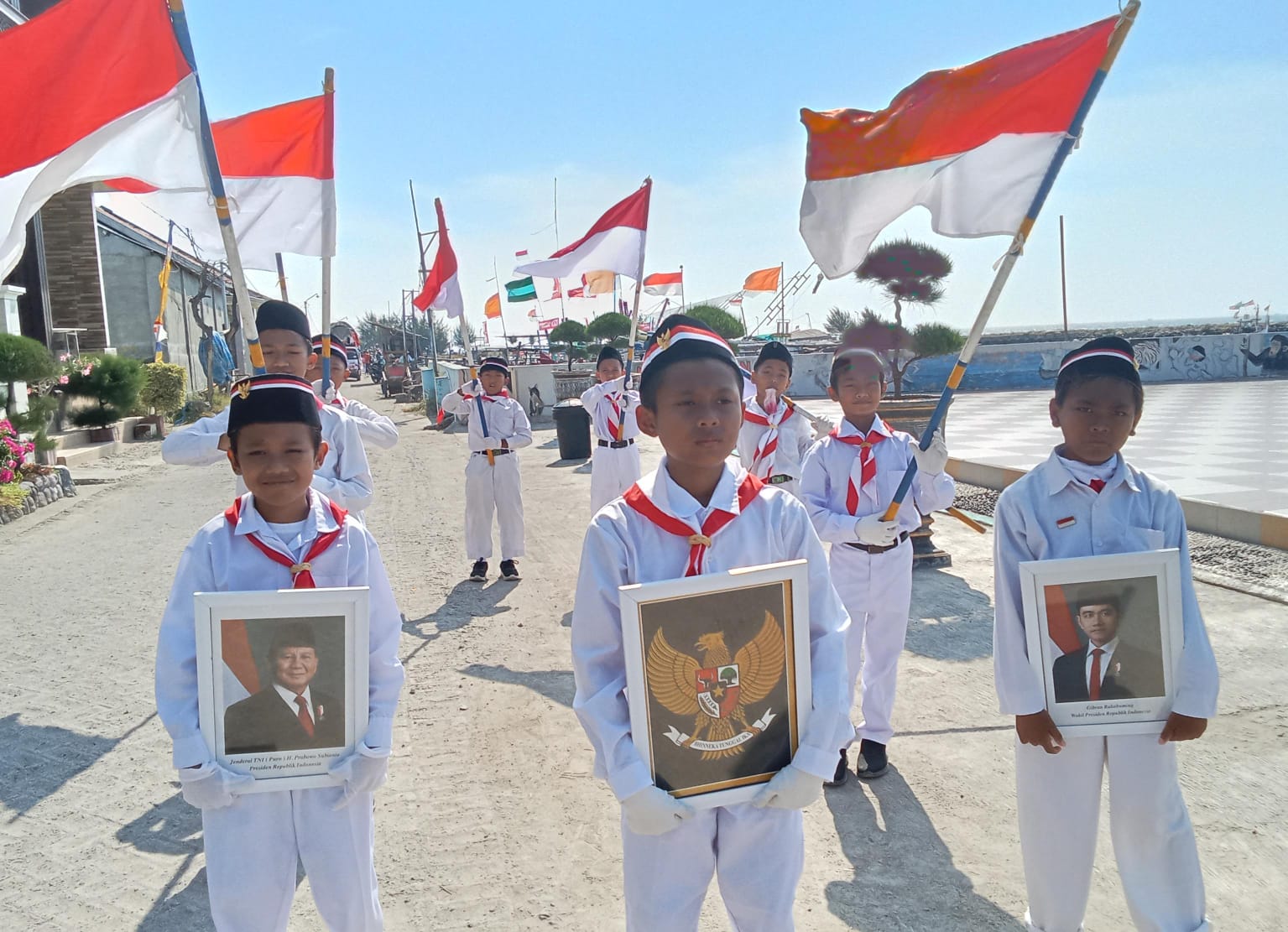 Siswa MI MULA Dipercaya Jadi Panji-Panji pada Karnaval Desa Labuhan HUT ...
