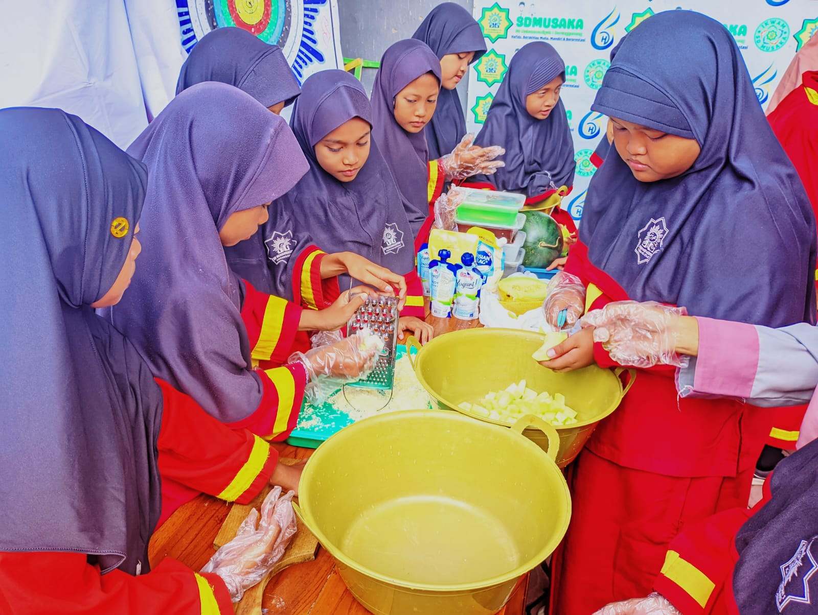 Hadirkan Life Skill SD Musaka Gelar Cooking Class Membuat Salad Buah ...