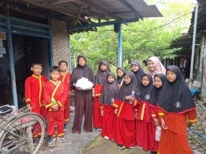 Real Ma'un SD Musaka Tanamkan Budaya Berbagi Sesama - Muhammadiyah Lamongan